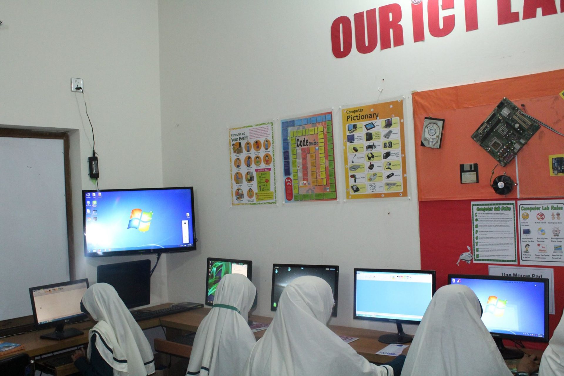 ast-ii-girls-in-ict-class - Averroes International School